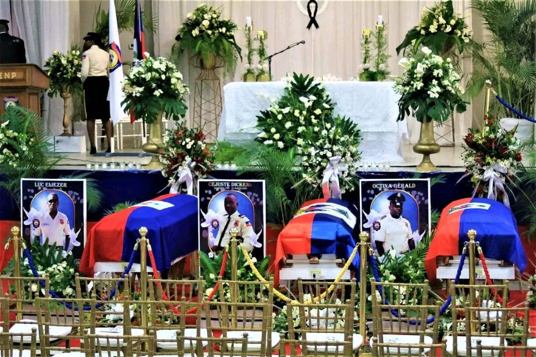 Funérailles émouvantes des trois agents de la PNH tués à Metivier ...