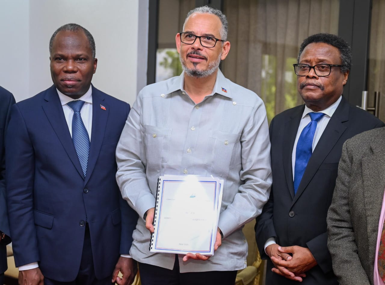 Remise de l'avant projet de la Nouvelle Constitution : la Primature ...